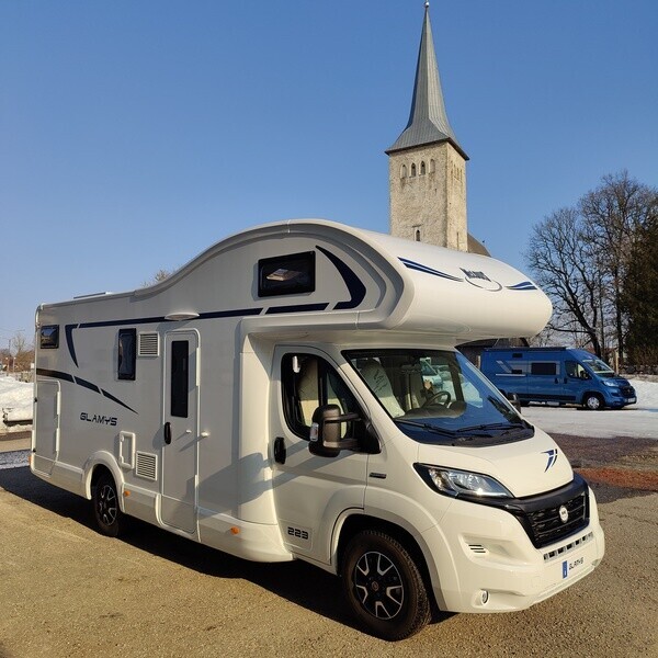 Spacious and luxurious camper for (65626412) Campanda.com